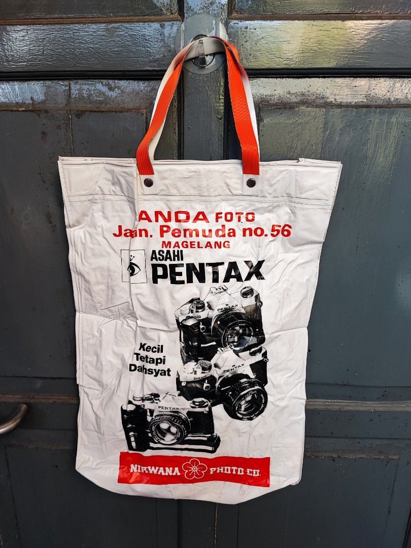 Tas Perlak Jadul Merchandise Toko Camera Jadul, Antik, Pajangan di ...