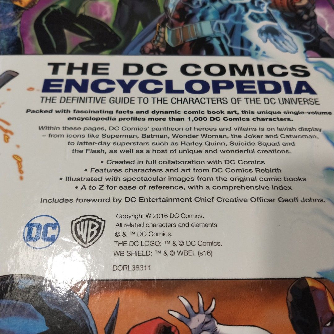 THE DC COMICS ENCYCLOPAEDIA (The Definitive guide to the characters of ...