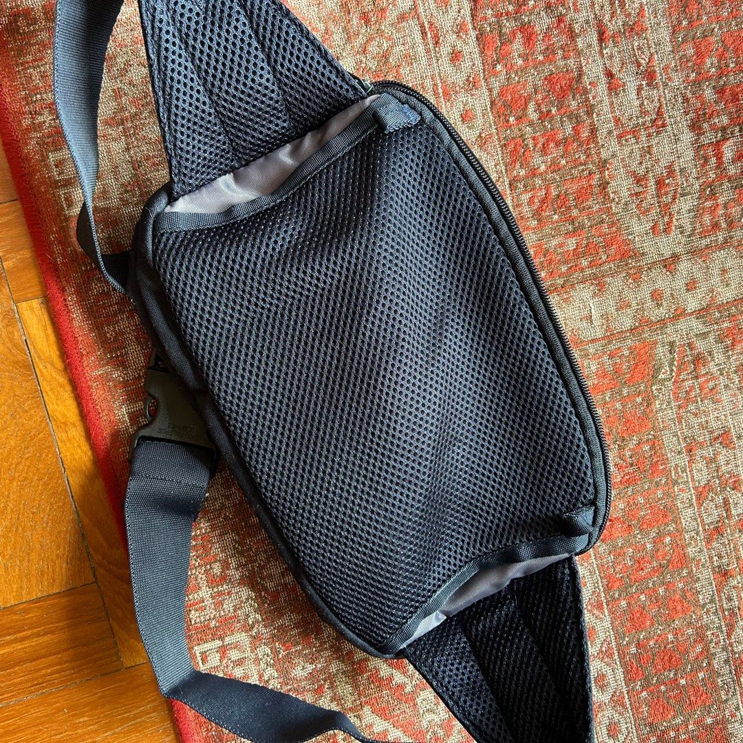 Uniqlo Navy Blue Fanny Pack, Men's Fashion, Bags, Belt bags, Clutches ...