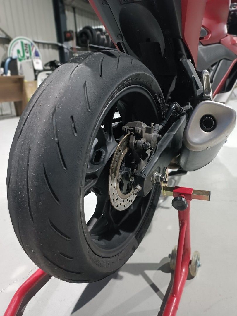 Yamaha R25 v2 Rim lebar swap/trade, Motorbikes on Carousell