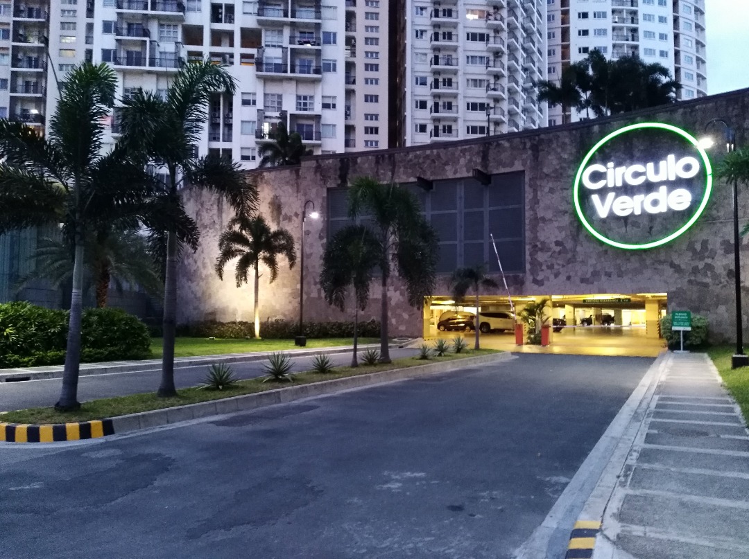 Circulo Verde Condo fitted out with Parking Balcony One of a Kind High ...