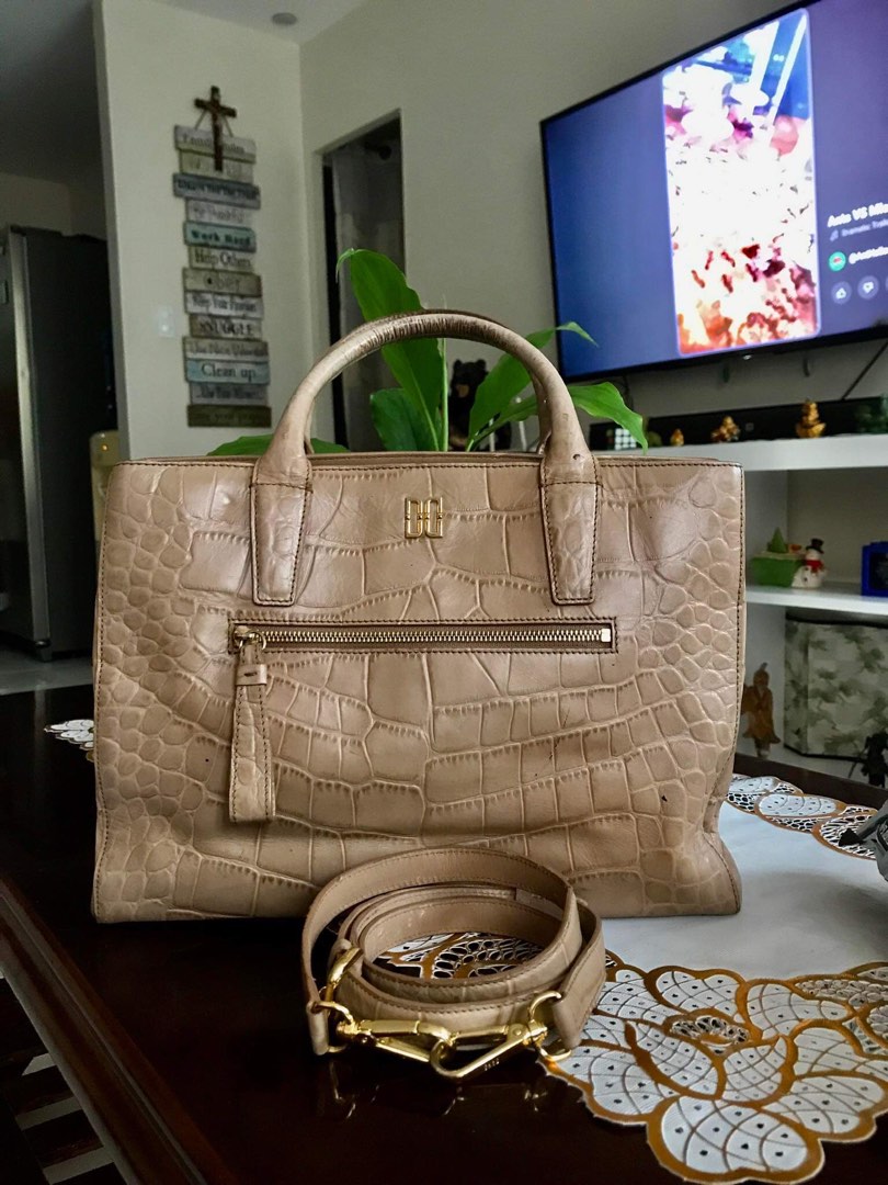 Daks 2 way sling, Women's Fashion, Bags & Wallets, Shoulder Bags on Carousell