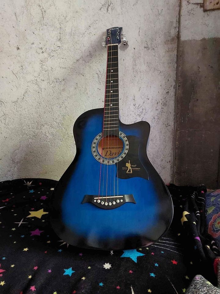 Davis Guitar - Like New, Hobbies & Toys, Music & Media, CDs & DVDs on ...