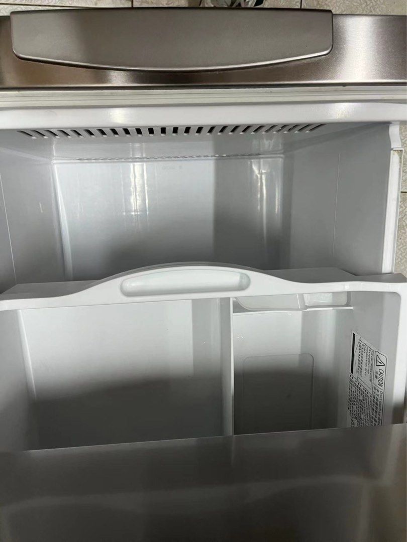 新淨hitachi 日立三門可製冰雪櫃Refrigerator, 家庭電器, 廚房電器, 雪櫃及冰櫃 - Carousell