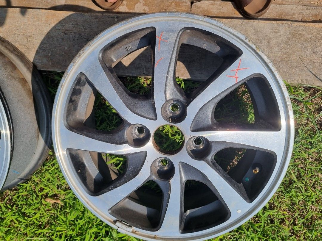 Velg Mobil Daihatsu Sigra R14, Aksesoris Mobil di Carousell