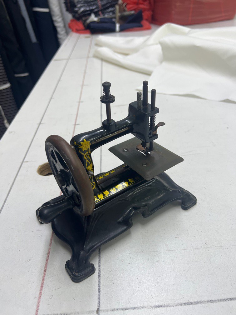 Vintage Mini Sewing Machine, Hobbies & Toys, Stationery & Craft, Craft ...