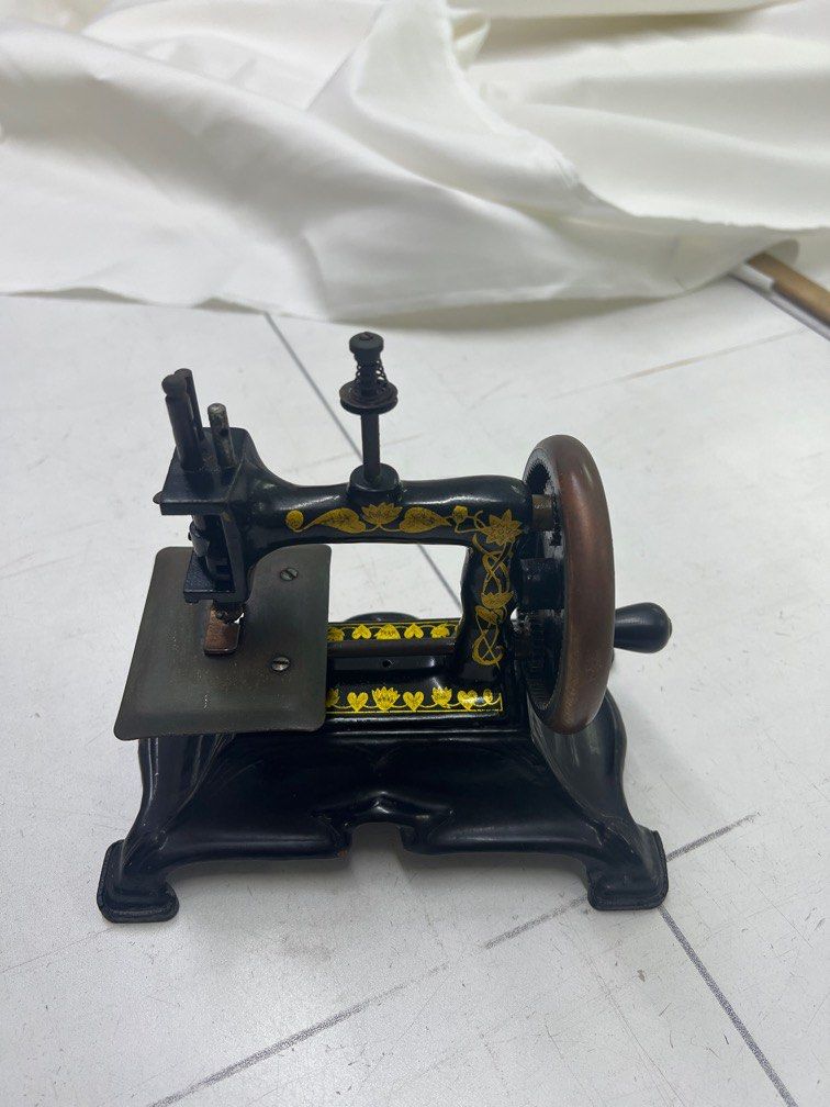 Vintage Mini Sewing Machine, Hobbies & Toys, Stationery & Craft, Craft ...