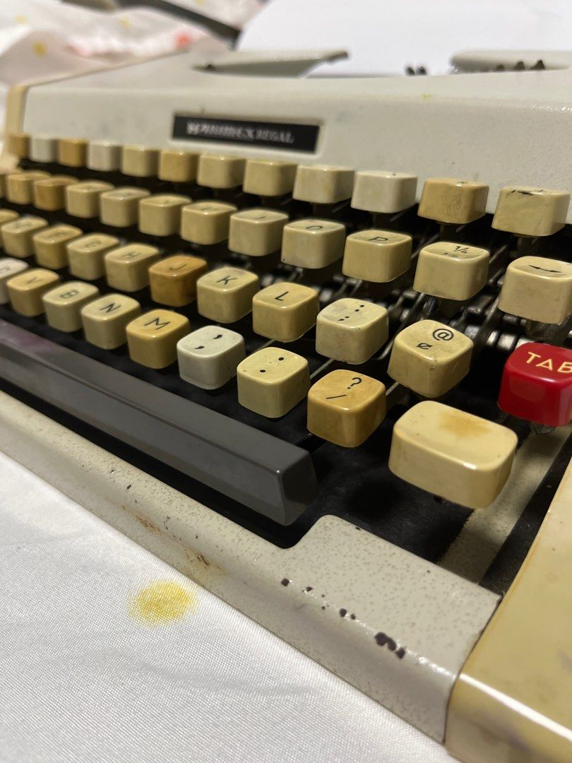 WORKING vintage Typewriter hanimex regal, Hobbies & Toys, Memorabilia ...