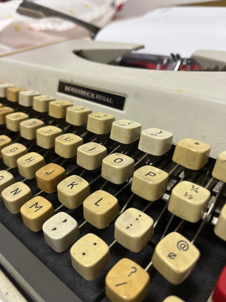 WORKING vintage Typewriter hanimex regal, Hobbies & Toys, Memorabilia ...