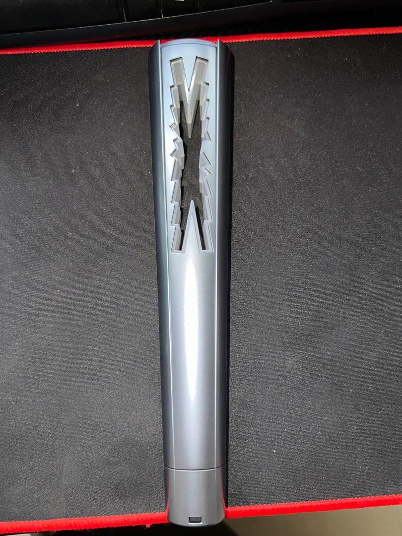 WTS OFFICIAL LE SSERAFIM LIGHTSTICK FEARNOT BONG, Hobbies & Toys ...