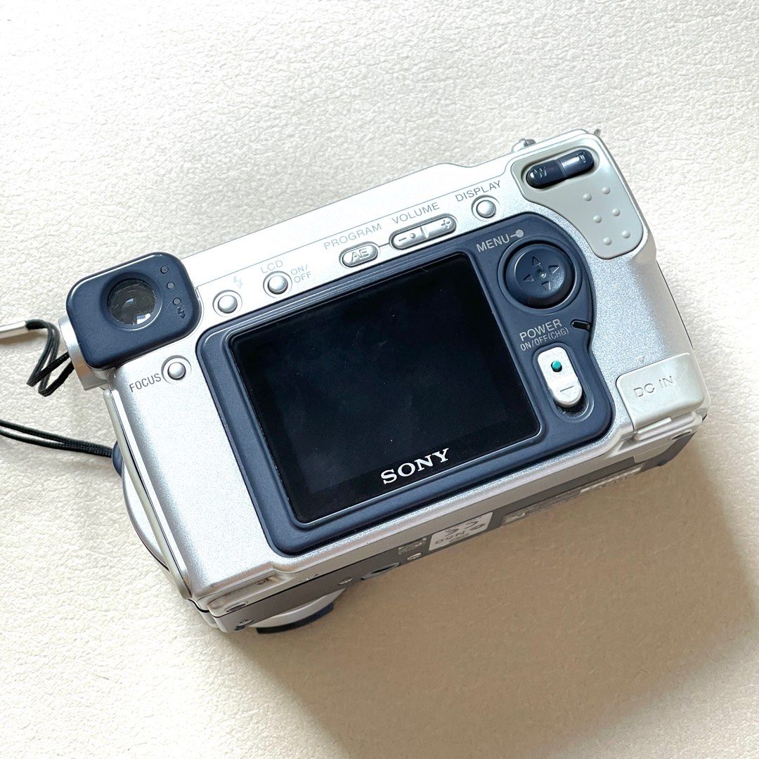 【日系懷舊Y2K】 Sony CyberShot S70 CCD相機, 興趣及遊戲, 旅行, 旅遊 - 旅行必需品及用品 - Carousell
