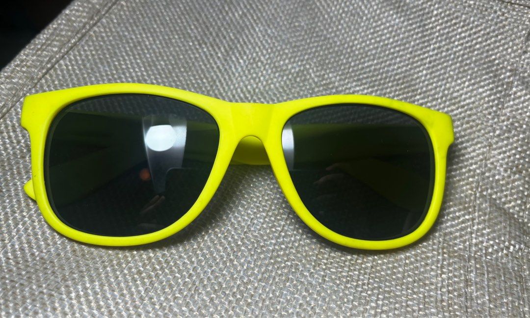 (包郵) 宇宙人 cosmos people 太陽眼鏡 連簽名眼鏡袋, 興趣及遊戲, 收藏品及紀念品, 明星周邊 - Carousell