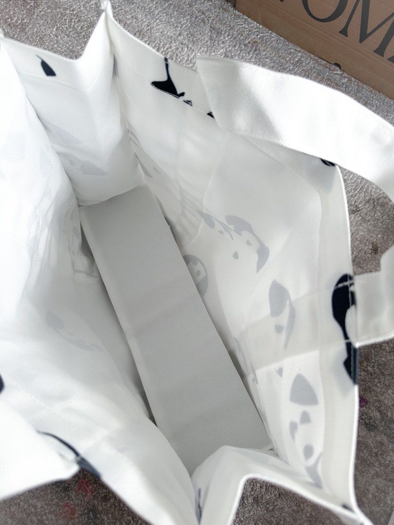 GENTLEWOMAN PONGO ALL OVER BOX TOTE BAG DALMATIANS, Women's Fashion ...