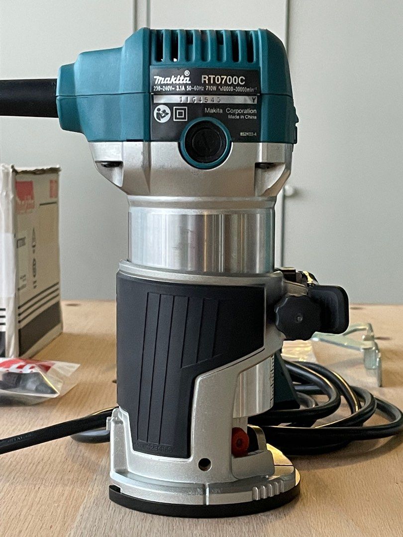 Makita RT0700C router and Black and Decker workmate 125 table work ...