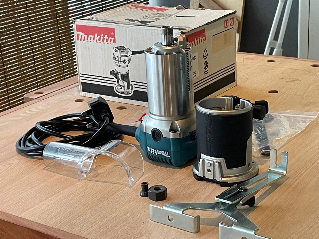 Makita RT0700C router and Black and Decker workmate 125 table work ...