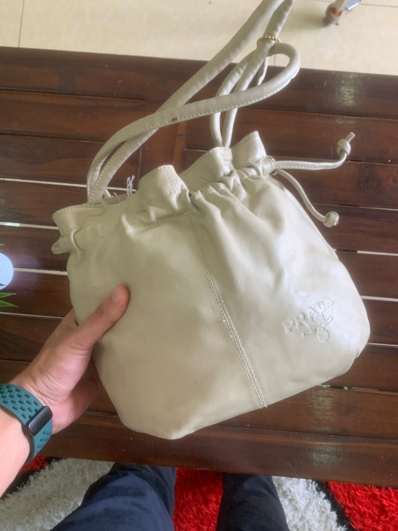 Prada beg Bulat Cantik, Women's Fashion, Bags & Wallets, Purses ...