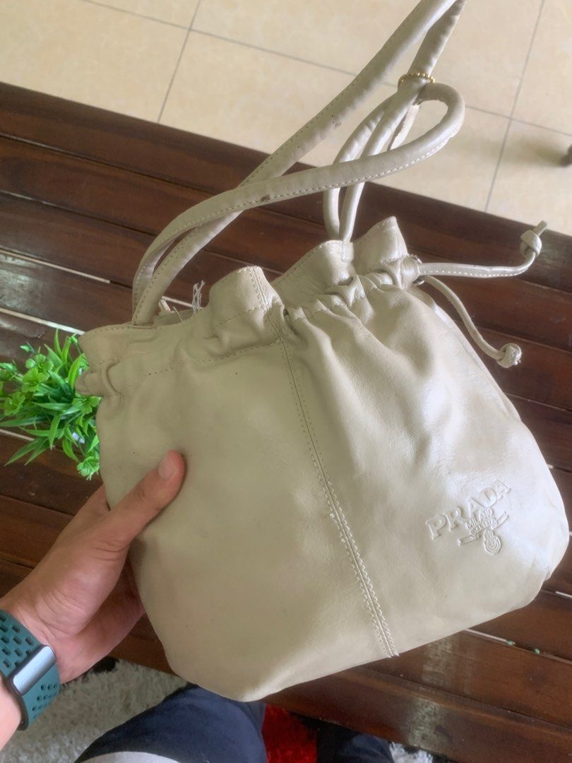 Prada beg Bulat Cantik, Women's Fashion, Bags & Wallets, Purses ...