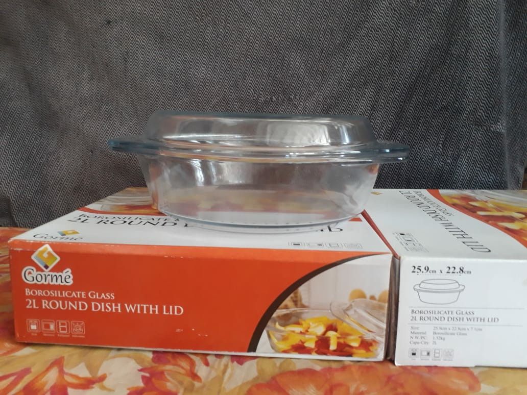 Pyrex wadah saji kaca gorme round dish with lid, Kitchen & Appliances di Carousell