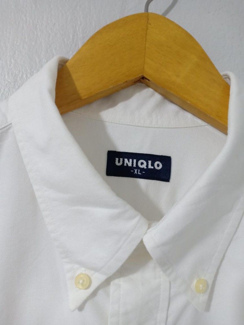 Uniqlo Putih, Fesyen Pria, Pakaian , Atasan di Carousell