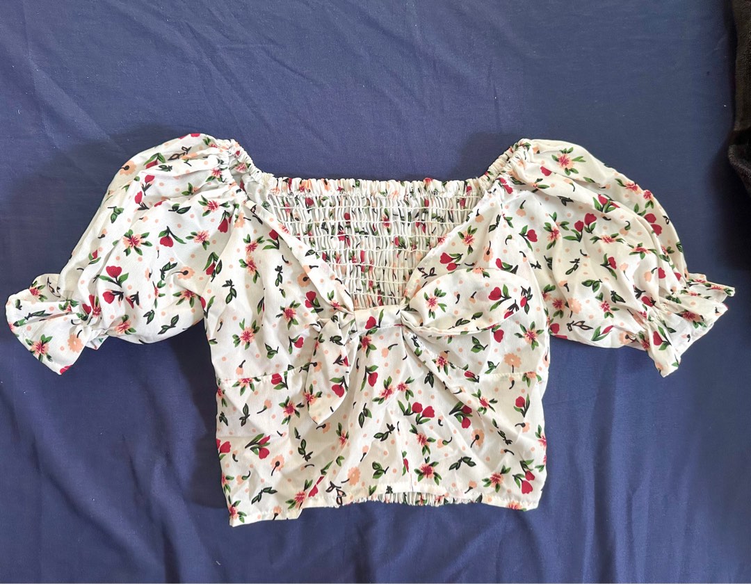 Floral Dainty Puff Top on Carousell