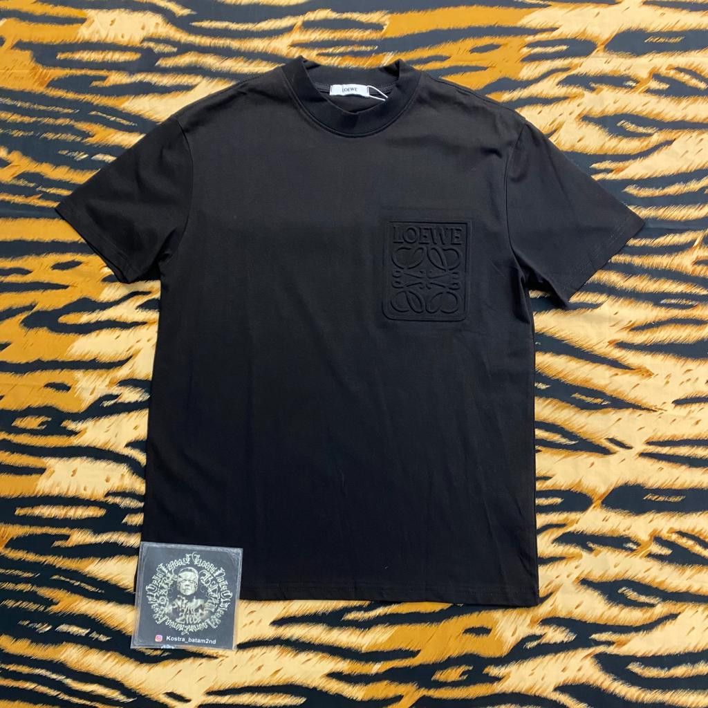 Loewe tee, Fesyen Pria, Pakaian , Atasan di Carousell