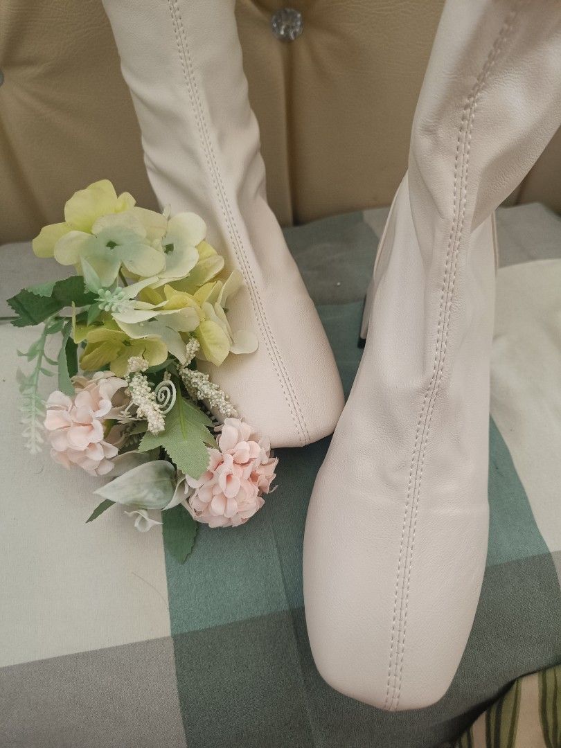 Sepatu boots cream, Fesyen Wanita, Sepatu di Carousell