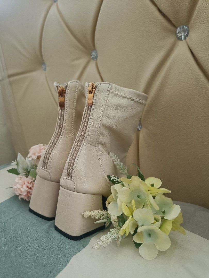 Sepatu boots cream, Fesyen Wanita, Sepatu di Carousell