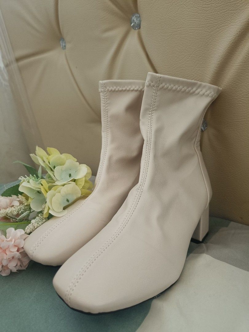 Sepatu boots cream, Fesyen Wanita, Sepatu di Carousell