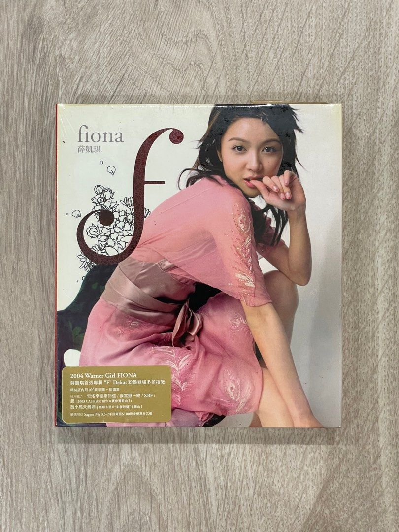絕版全新未開 薛凱琪 Fiona Sit 2004年 第1隻個人專輯 “F” Debut CD 精裝版內附100頁彩圖 + 插圖集 奇洛李維斯 ...