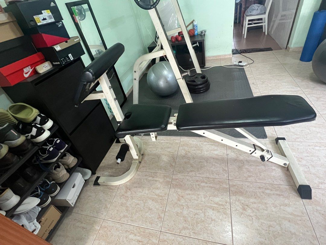 Half squat rack with Olympic barbells and weights (total 4x10kg & 2x5kg ...