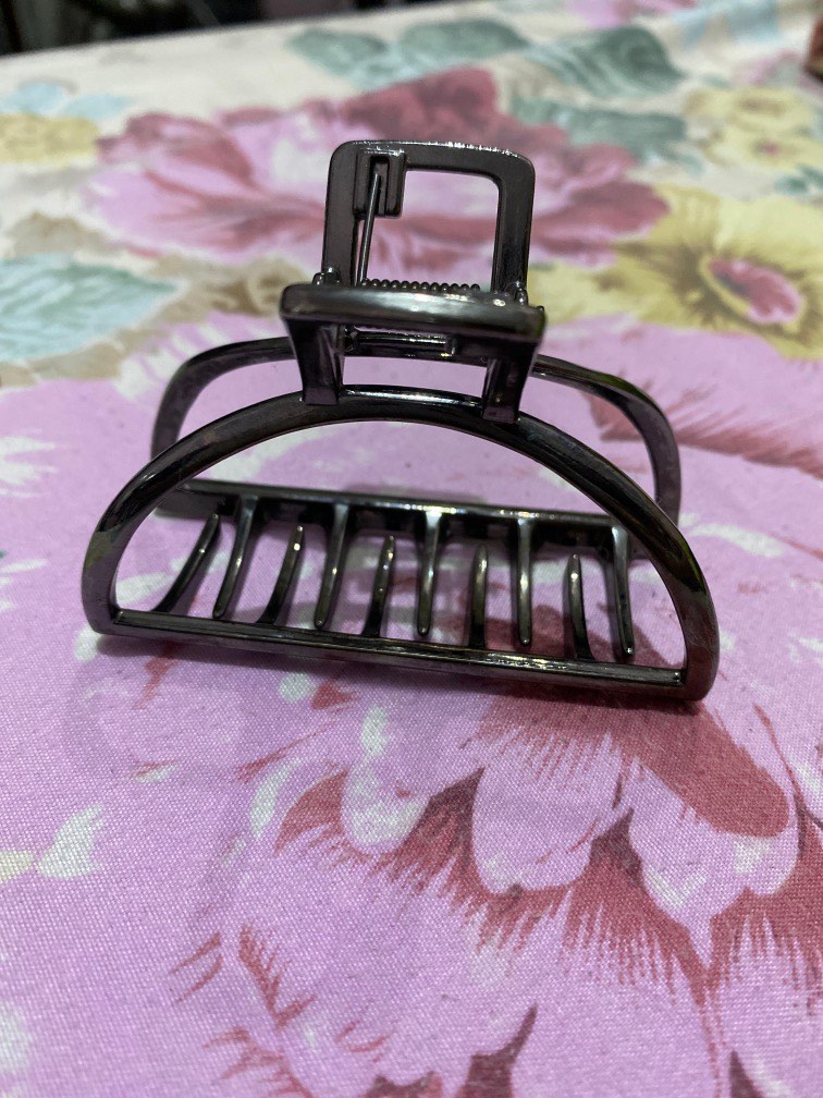 HQ metal hair clamp / shok shok, Beauty & Personal Care, Hair on Carousell