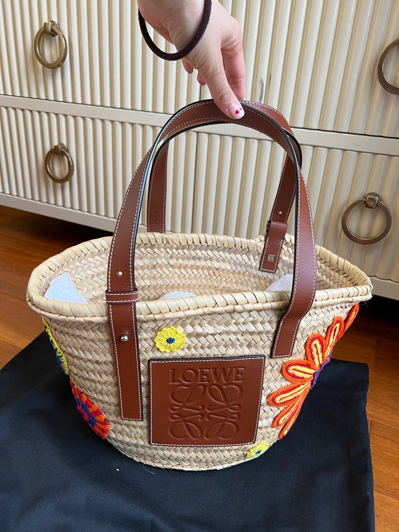 LOEWE FLOWERS LARGE RAFFIA AND LEATHER BASKET BAG IN TAN MULTI, 名牌, 手袋及 ...