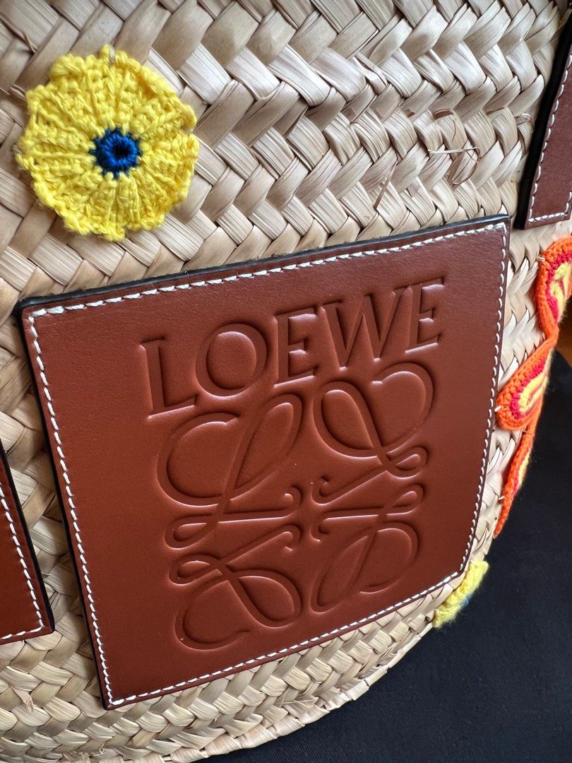 LOEWE FLOWERS LARGE RAFFIA AND LEATHER BASKET BAG IN TAN MULTI, 名牌, 手袋及 ...