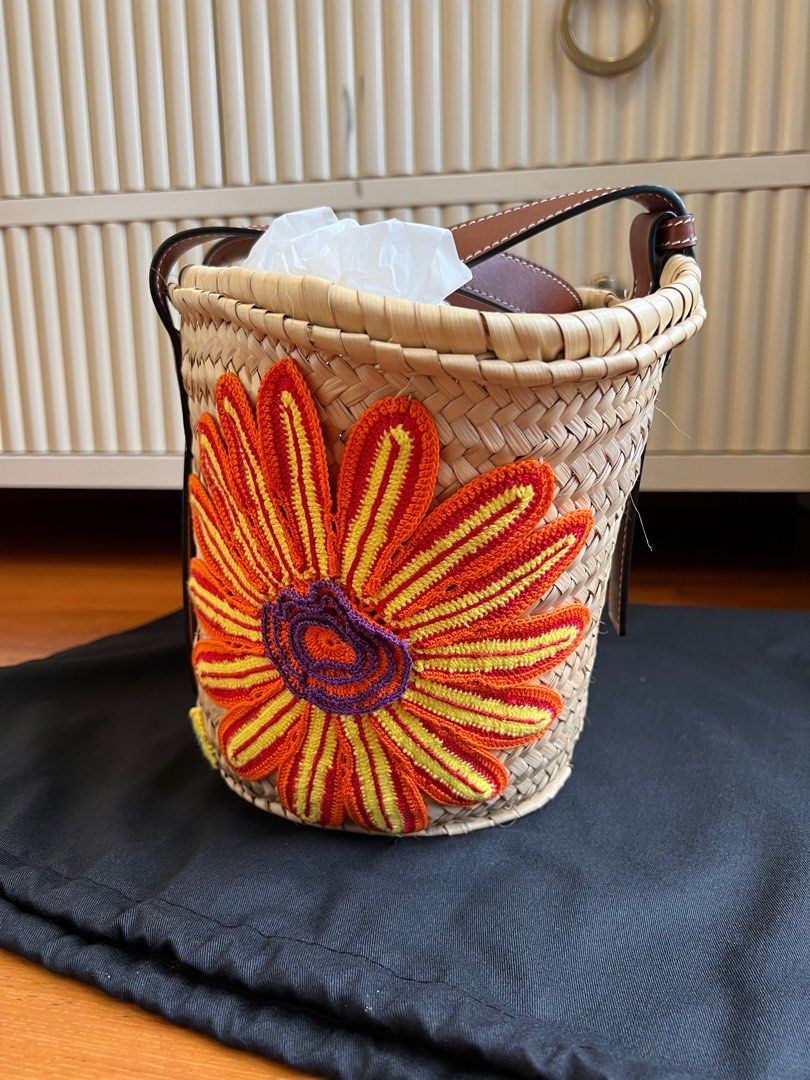 LOEWE FLOWERS LARGE RAFFIA AND LEATHER BASKET BAG IN TAN MULTI, 名牌, 手袋及 ...