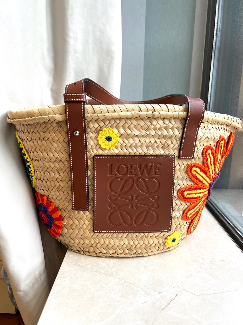 LOEWE FLOWERS LARGE RAFFIA AND LEATHER BASKET BAG IN TAN MULTI, 名牌, 手袋及 ...