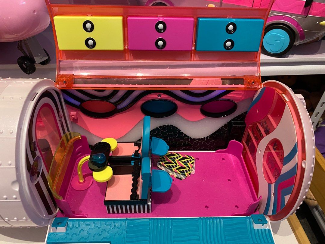 LOL Surprise OMG Plane 4-in-1 Playset Transforms into an Airplane, Car ...