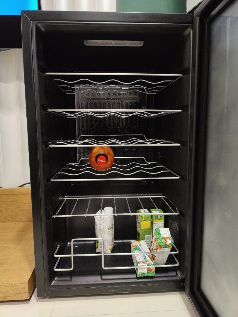 Small wine chiller, TV & Home Appliances, Kitchen Appliances, Wine ...