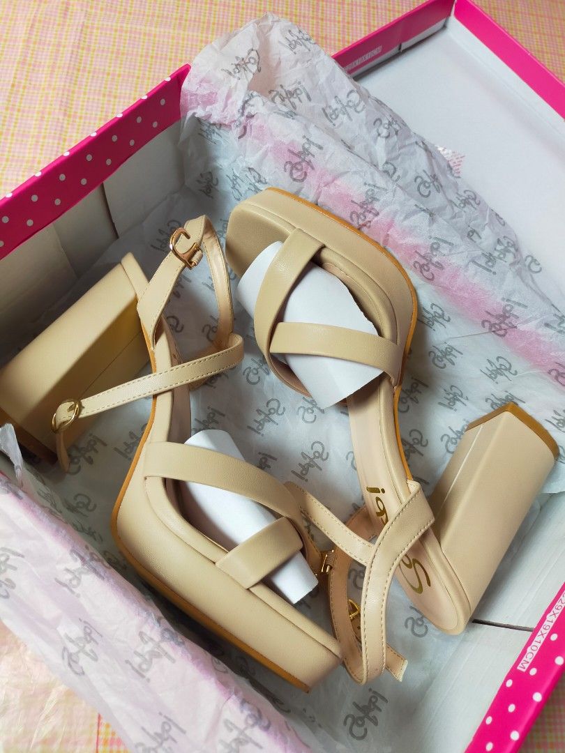SO FAB Nude Platform Heels, Women's Fashion, Footwear, Heels on Carousell