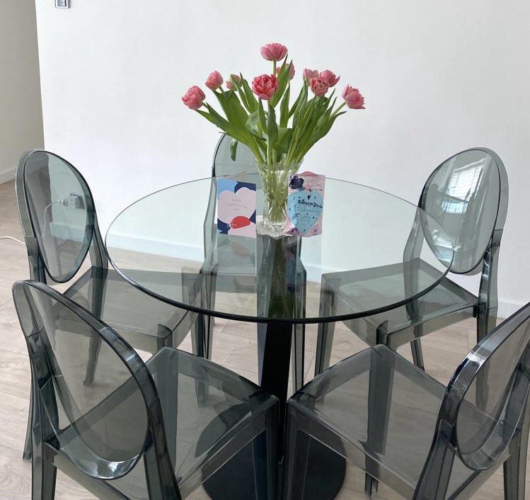 90cm diameter glass dining table and chairs, 傢俬＆家居, 傢俬, 桌子 - Carousell