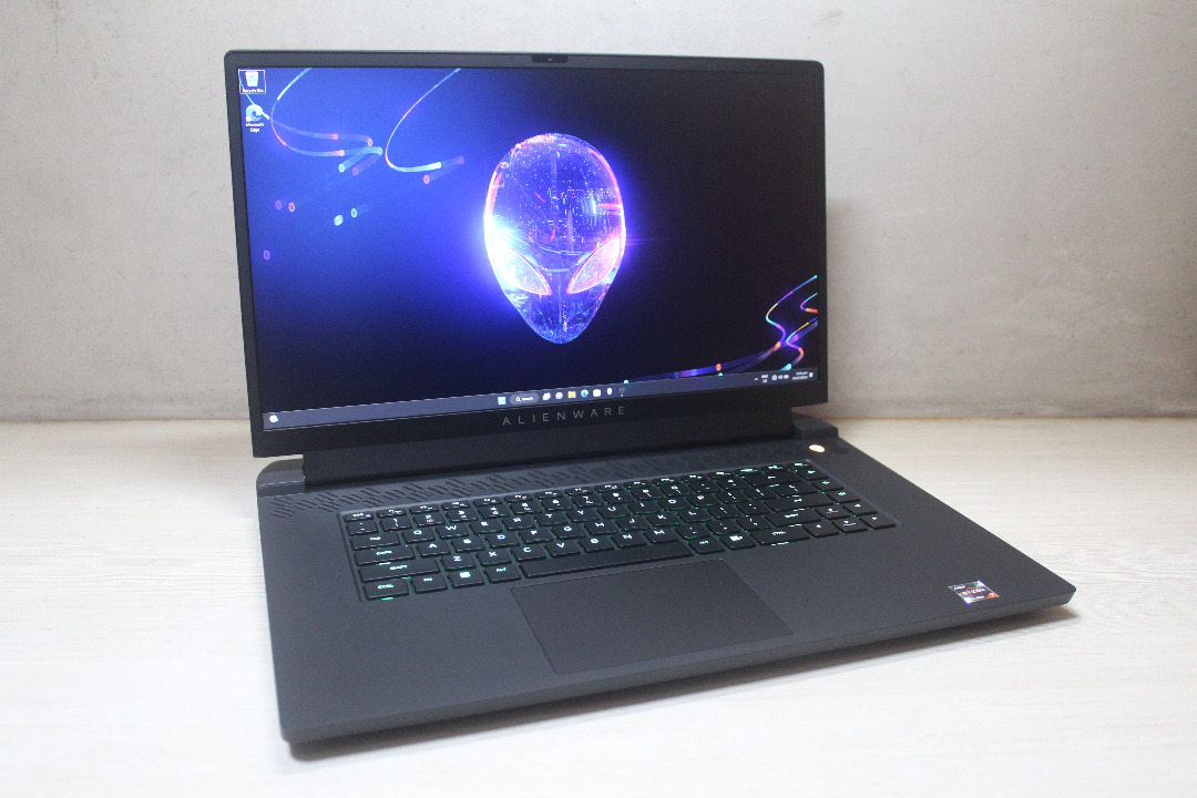 Alienware m17 R5 17inch 165hz Rzyen 7 6800H Radeon 6700m 10GB Ram 16gb ...