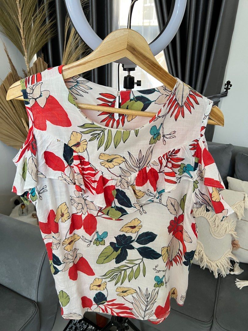 Baju sabrina bunga bunga, Fesyen Wanita, Pakaian Wanita, Atasan di ...