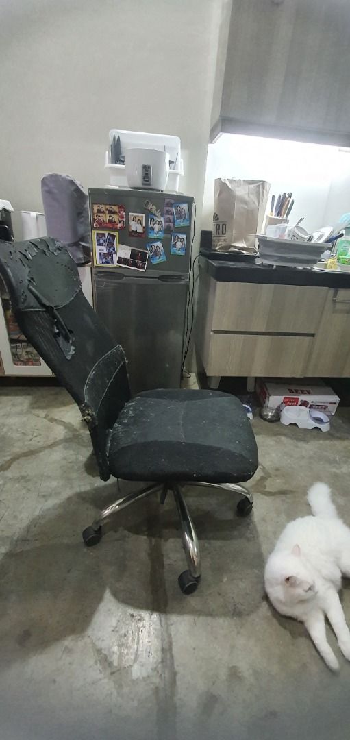Damaged office chair on Carousell