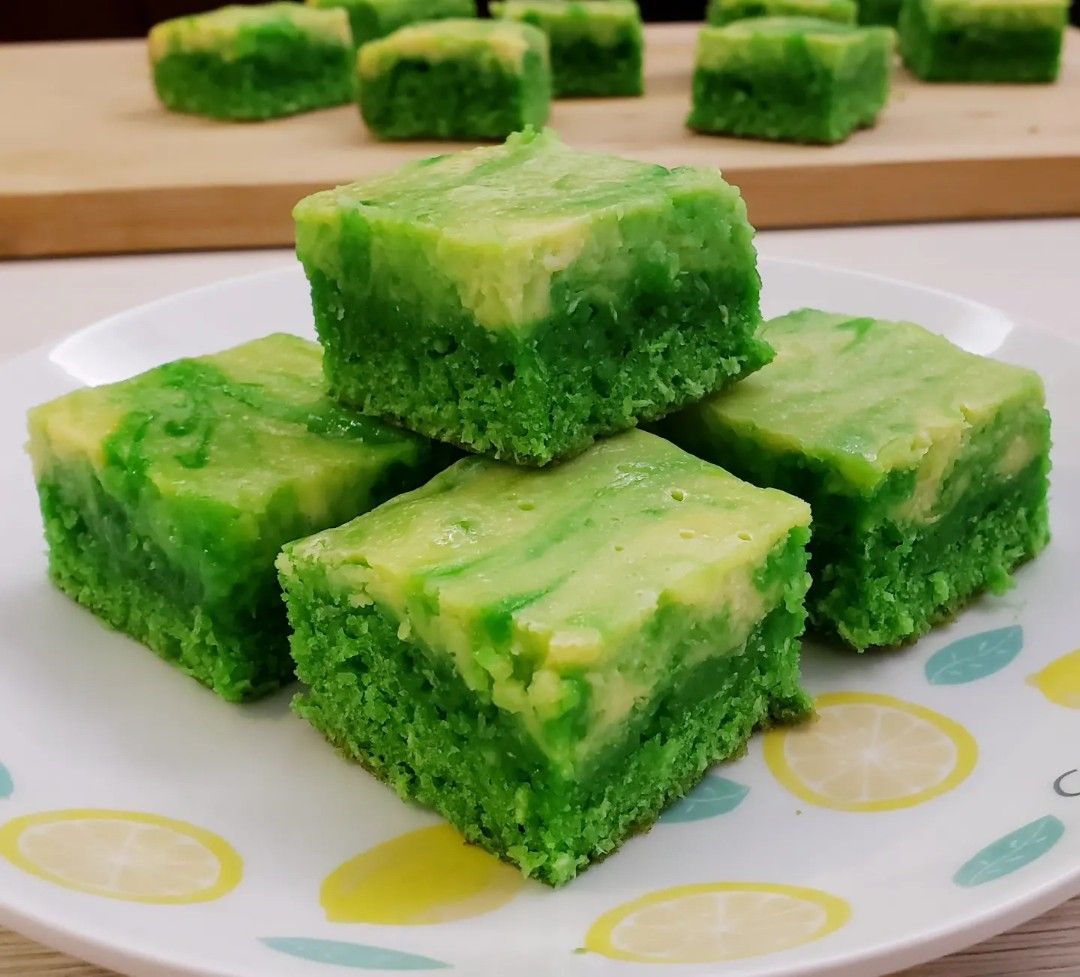 Pandan Cheesecake Bars, 嘢食 & 嘢飲, 手工食物 - Carousell