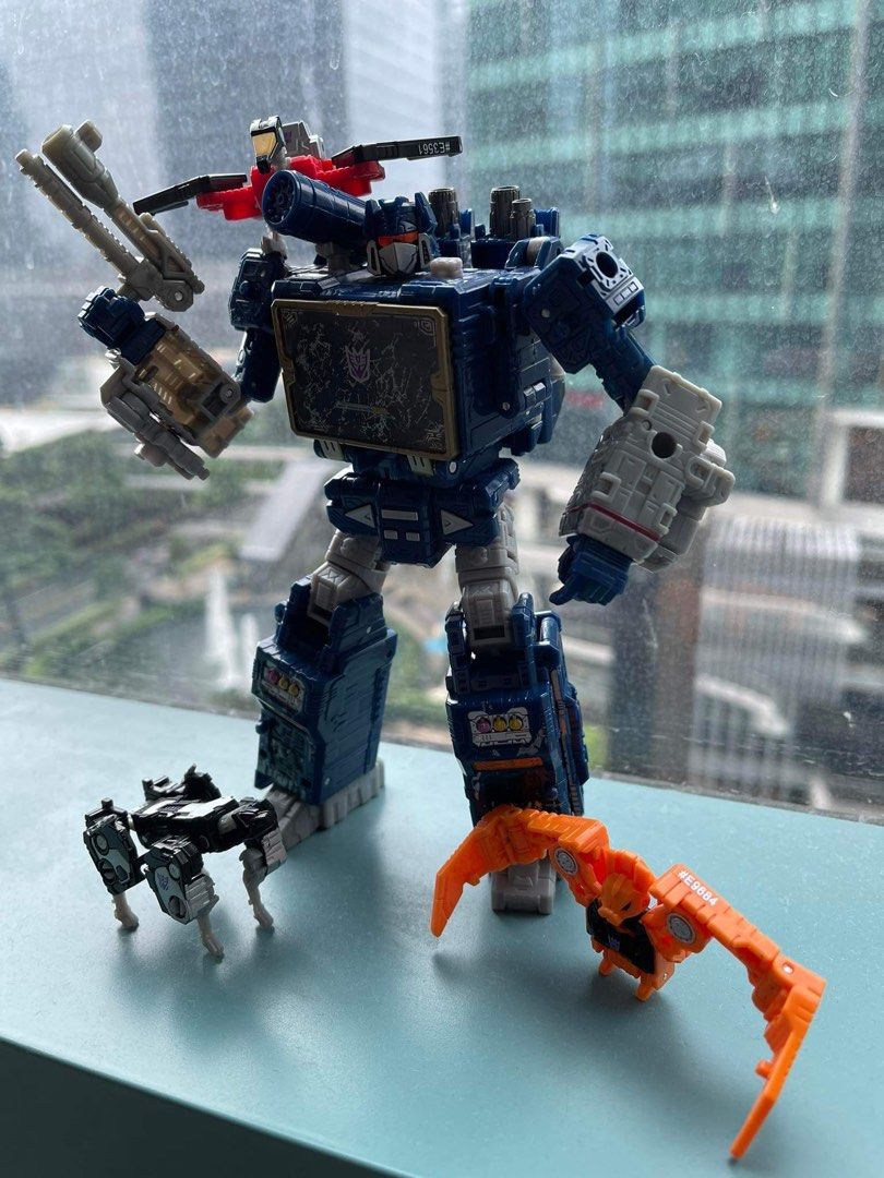 Transformers WFC Siege Soundwave and Cassettes on Carousell