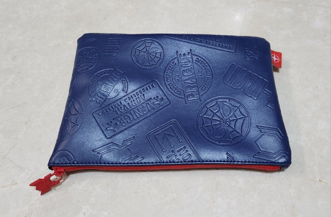 United Airlines biz class pouch, Women's Fashion, Bags & Wallets ...