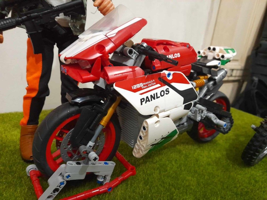 1/6 scale motorcycle and figures on Carousell