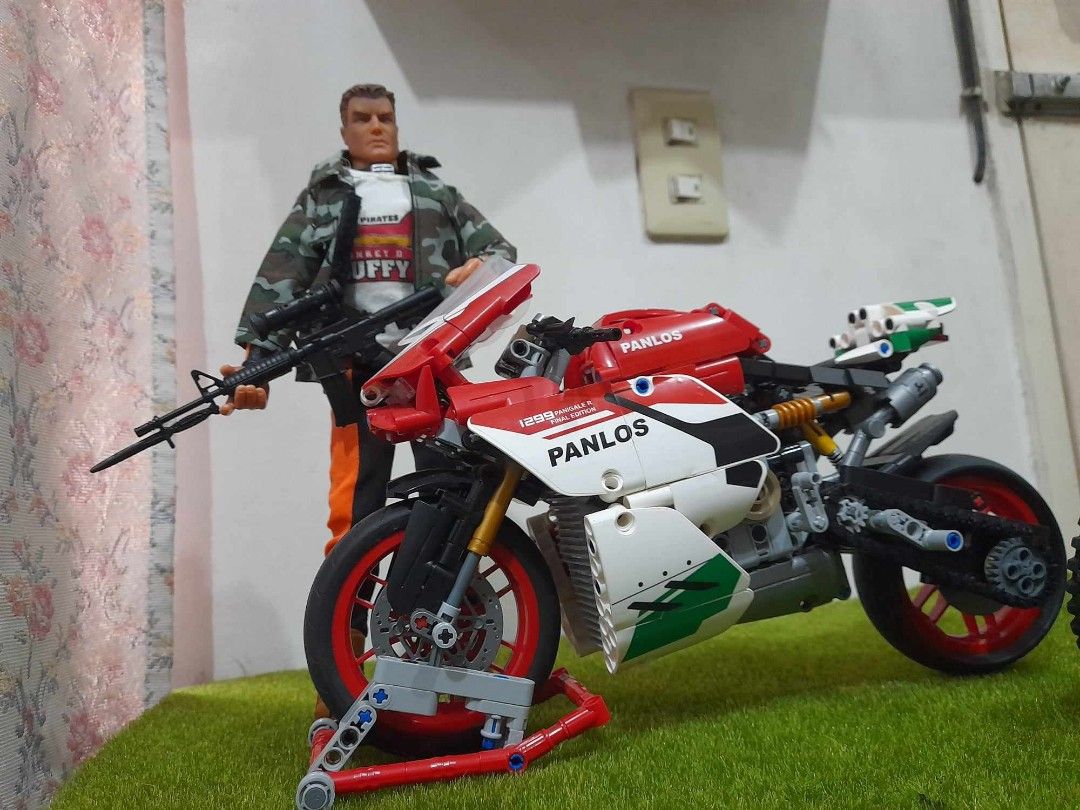 1/6 scale motorcycle and figures on Carousell
