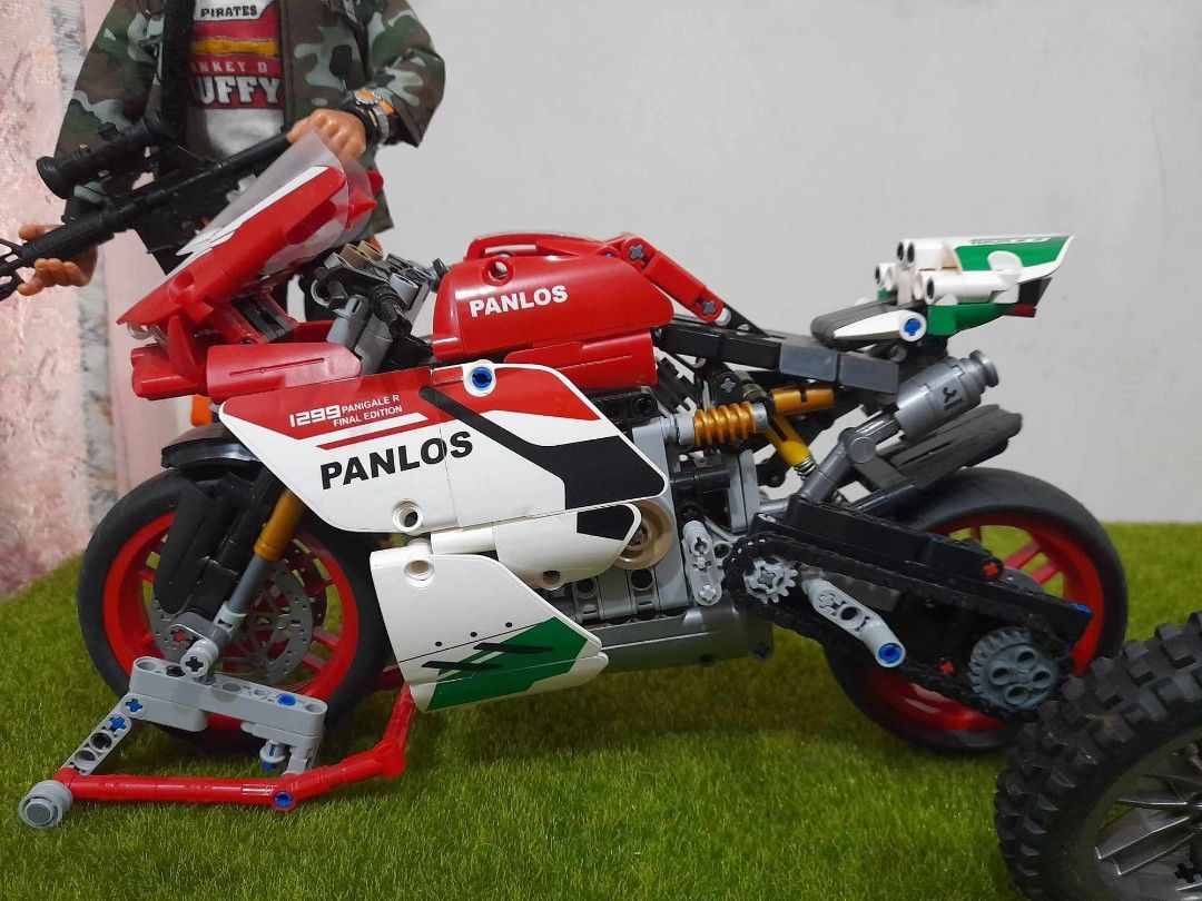 1/6 scale motorcycle and figures on Carousell