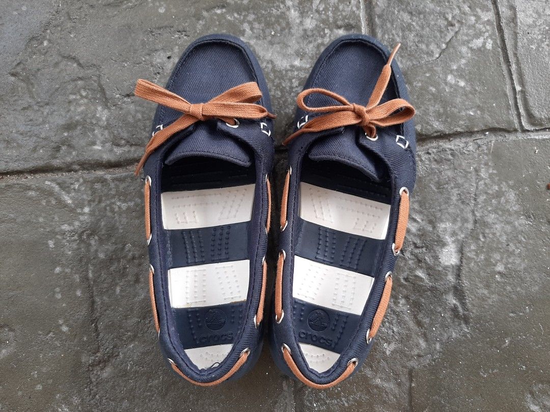 Crocs Flat Shoes, Women's Fashion, Footwear, Flipflops and Slides on ...