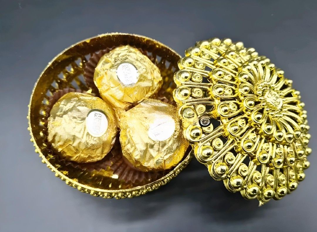 Doorgift | PLASTIC GOLD FOIL CANDY BOX, Food & Drinks, Gift Baskets ...